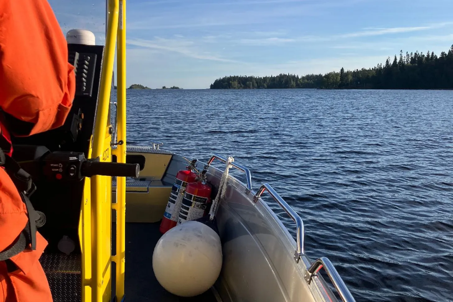 Bogsering av motorbåt med maskinhaveri, 20 aug 2023 - RS Holmsund